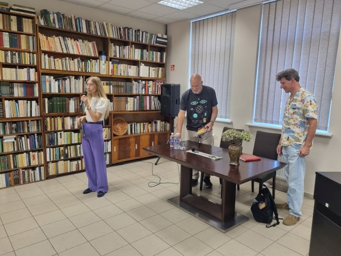 Literatūriniai pašnekesiai su Gvidu Lataku ir Vidmantu Kiaušu-Elmiškiu ...