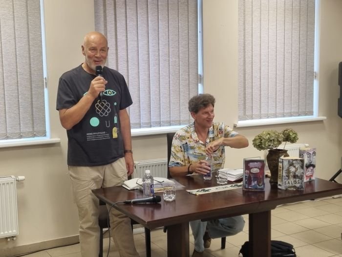 Literatūriniai pašnekesiai su Gvidu Lataku ir Vidmantu Kiaušu-Elmiškiu ...