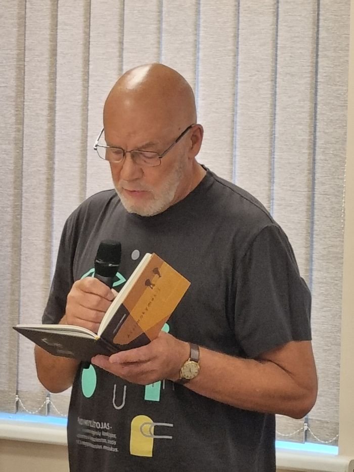 Literatūriniai pašnekesiai su Gvidu Lataku ir Vidmantu Kiaušu-Elmiškiu ...